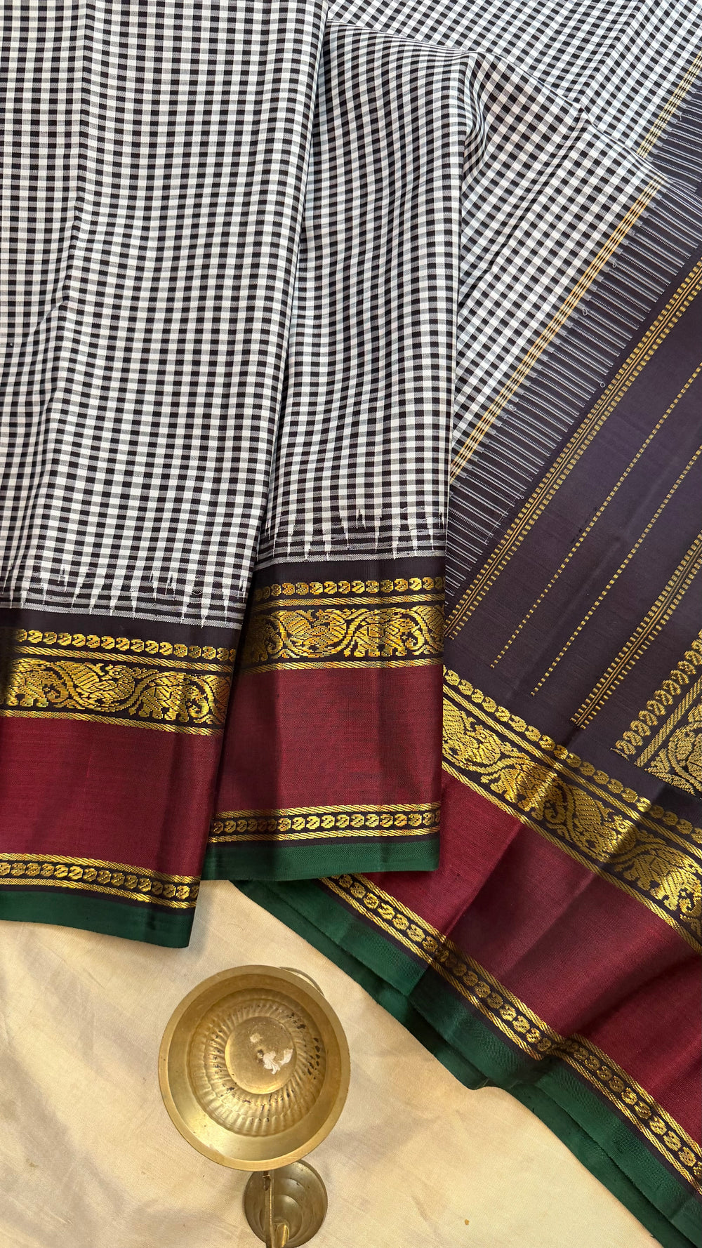 Black and white podi Kattam Korvai / Kanjipuram silk